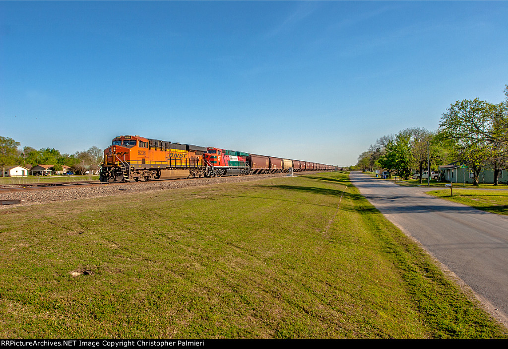 BNSF 8236 and FXE 4682 Lead X-EAPMND9-06